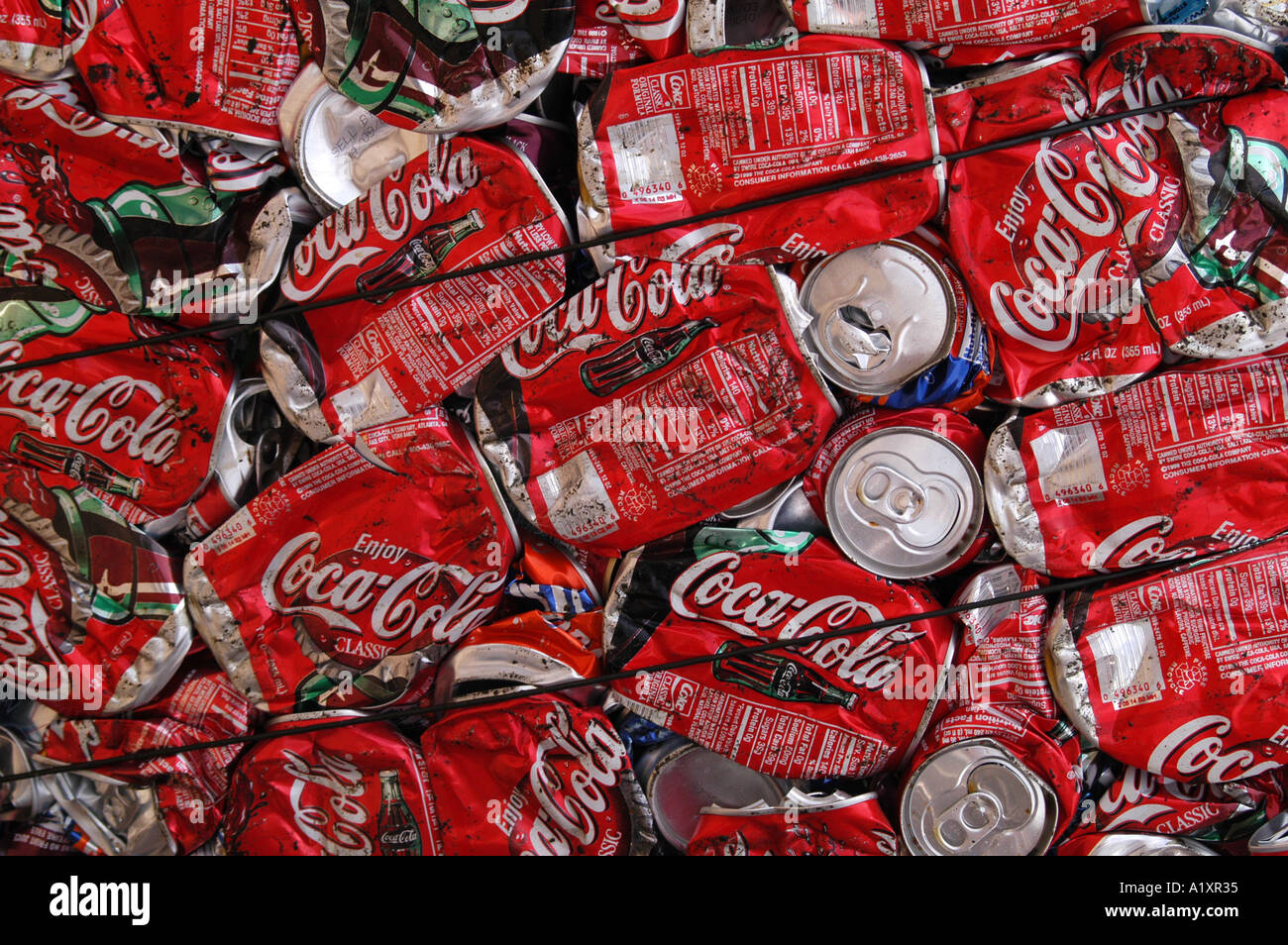 Recycling coca cola cans -Fotos und -Bildmaterial in hoher Auflösung – Alamy