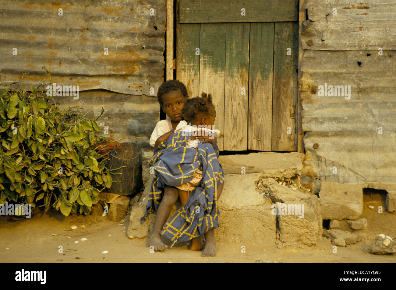 Slum von luanda -Fotos und -Bildmaterial in hoher Auflösung – Alamy