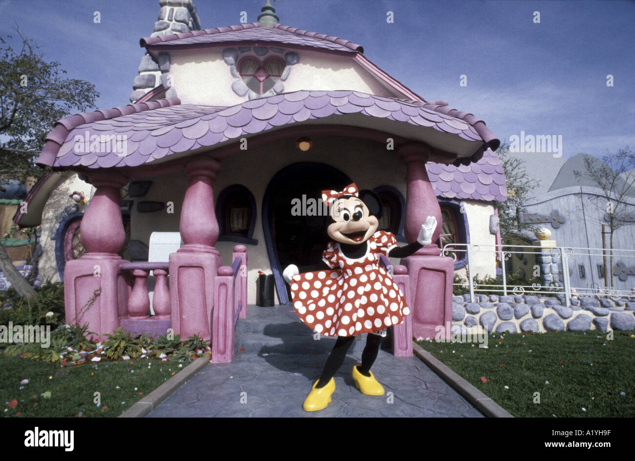 Mickey mouse house disneyland amusement -Fotos und -Bildmaterial in ...