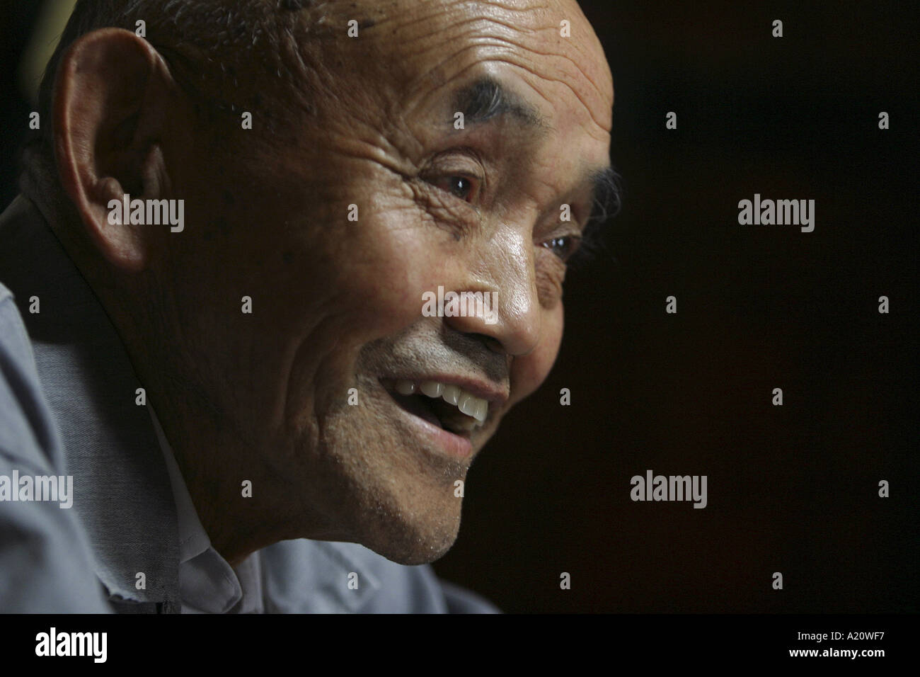 Japanische Rentner Koji Saito, 88 Jahre alt, ein Bauer in seinem Haus ...