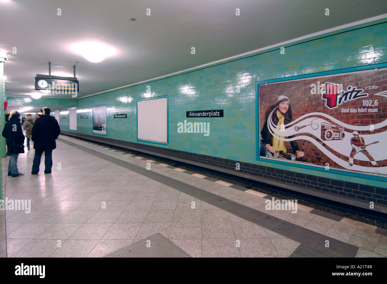 Der Alexanderplatz U-Bahn-Bahnsteig in Ost-Berlin Stockfotografie - Alamy