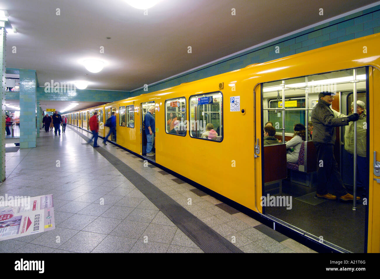 Der Alexanderplatz U-Bahn-Bahnsteig in Ost-Berlin Stockfotografie - Alamy