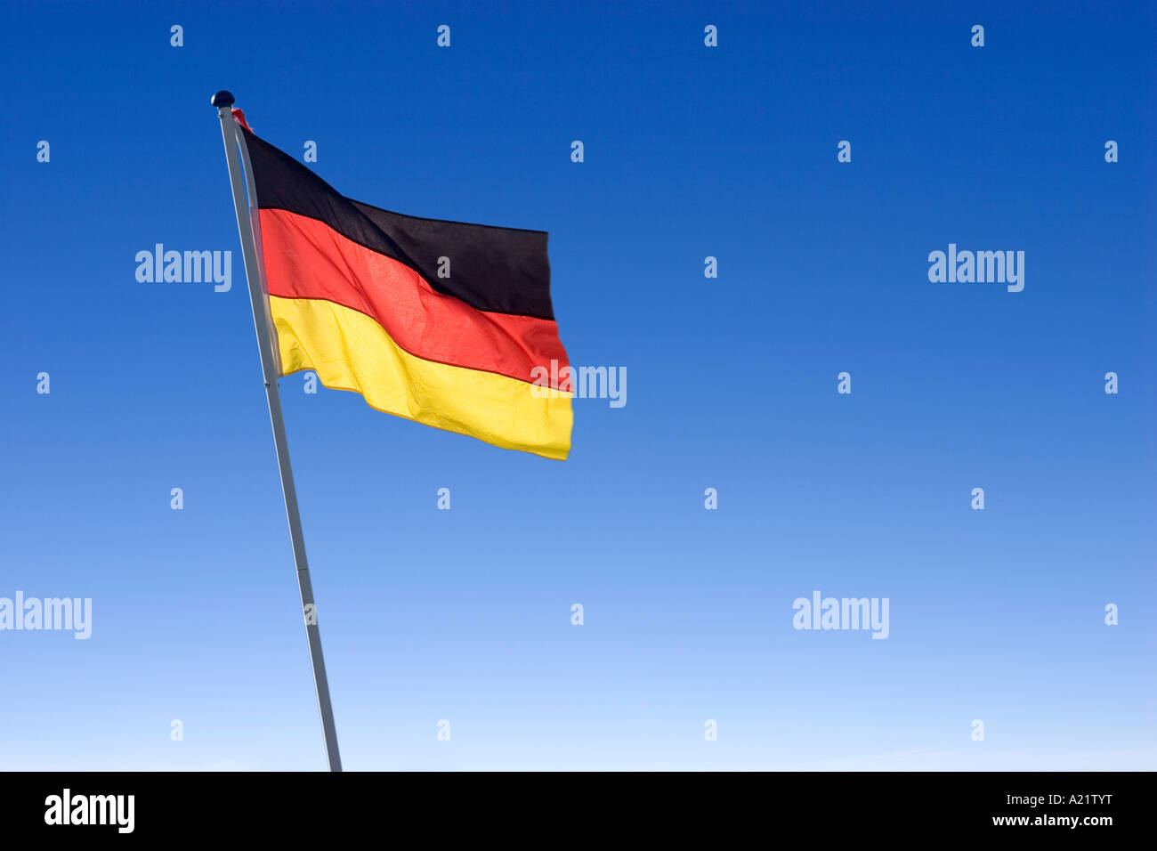 Deutsche Nationalflagge winken in blauer Himmel feine Wetter ...
