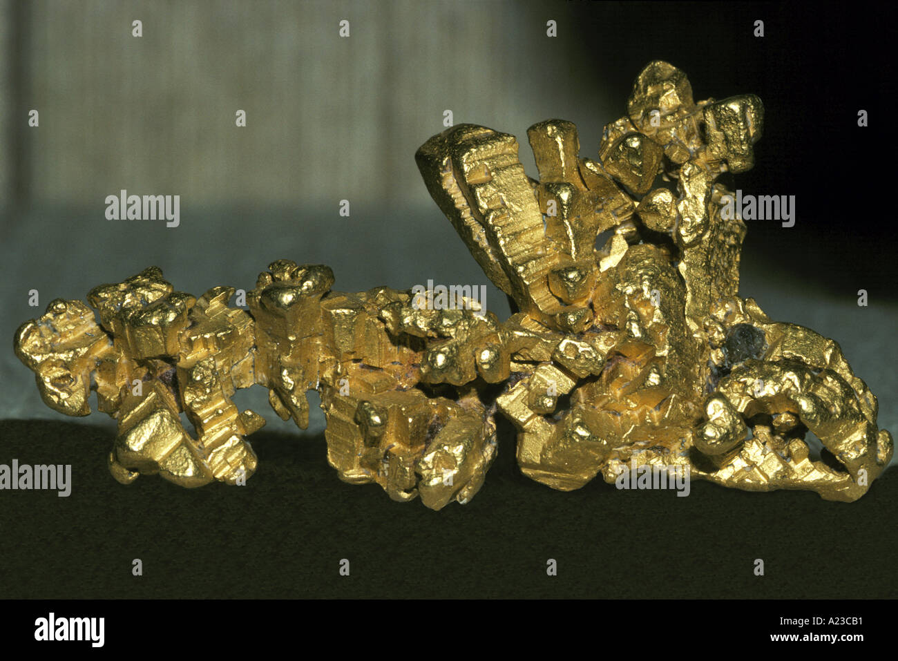 Gold edelmetall -Fotos und -Bildmaterial in hoher Auflösung – Alamy