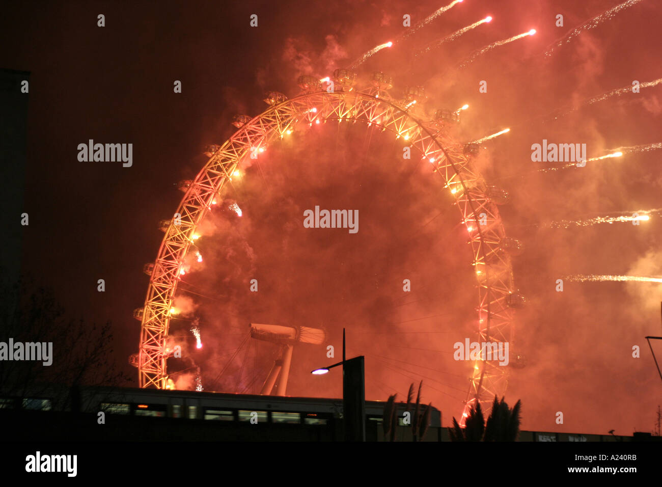 Fireworks London Explosion Stockfotos & Fireworks London Explosion ...