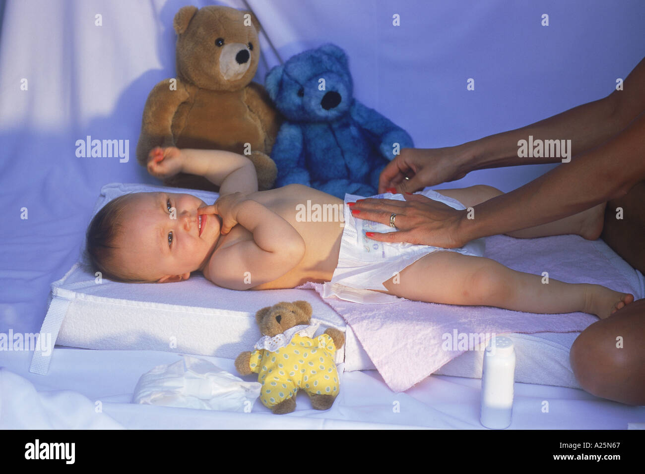 Kinder wechseln die windel -Fotos und -Bildmaterial in hoher Auflösung ...