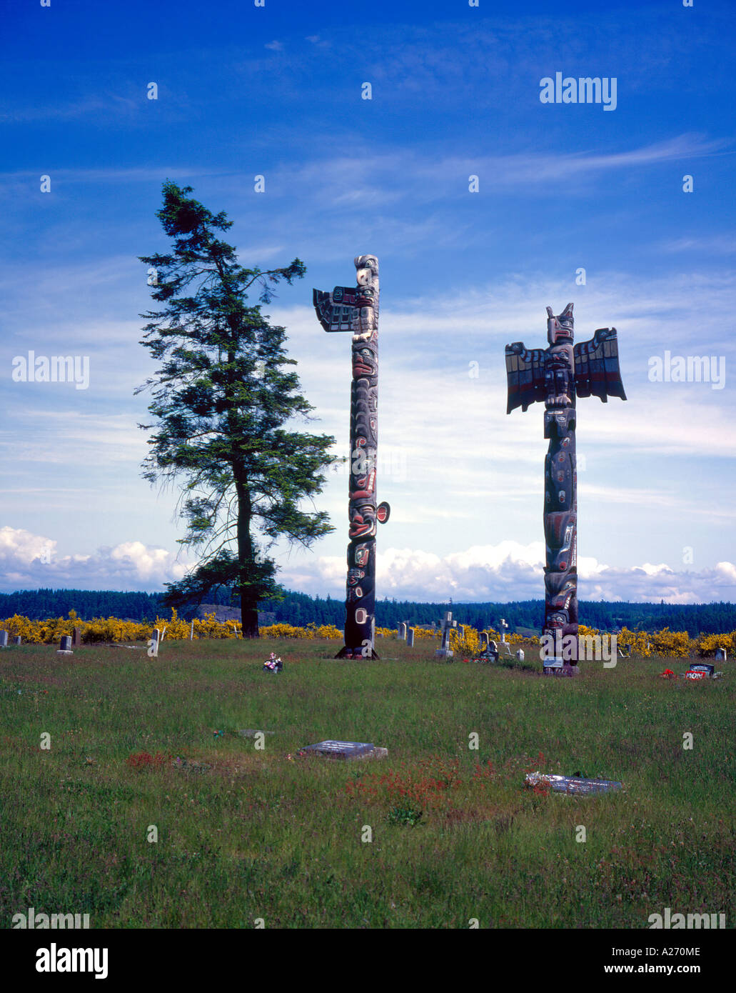 Old carved wooden totem pole -Fotos und -Bildmaterial in hoher ...