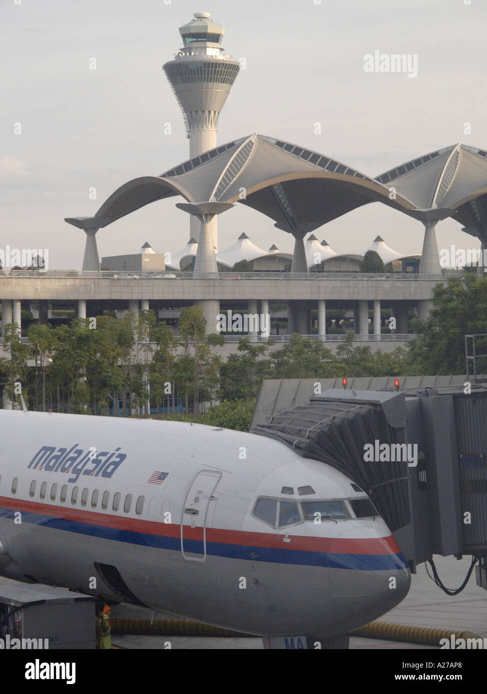 Malaysian Airlines Flugzeug Betankung am Flughafen KLIA mit Eingang und ...