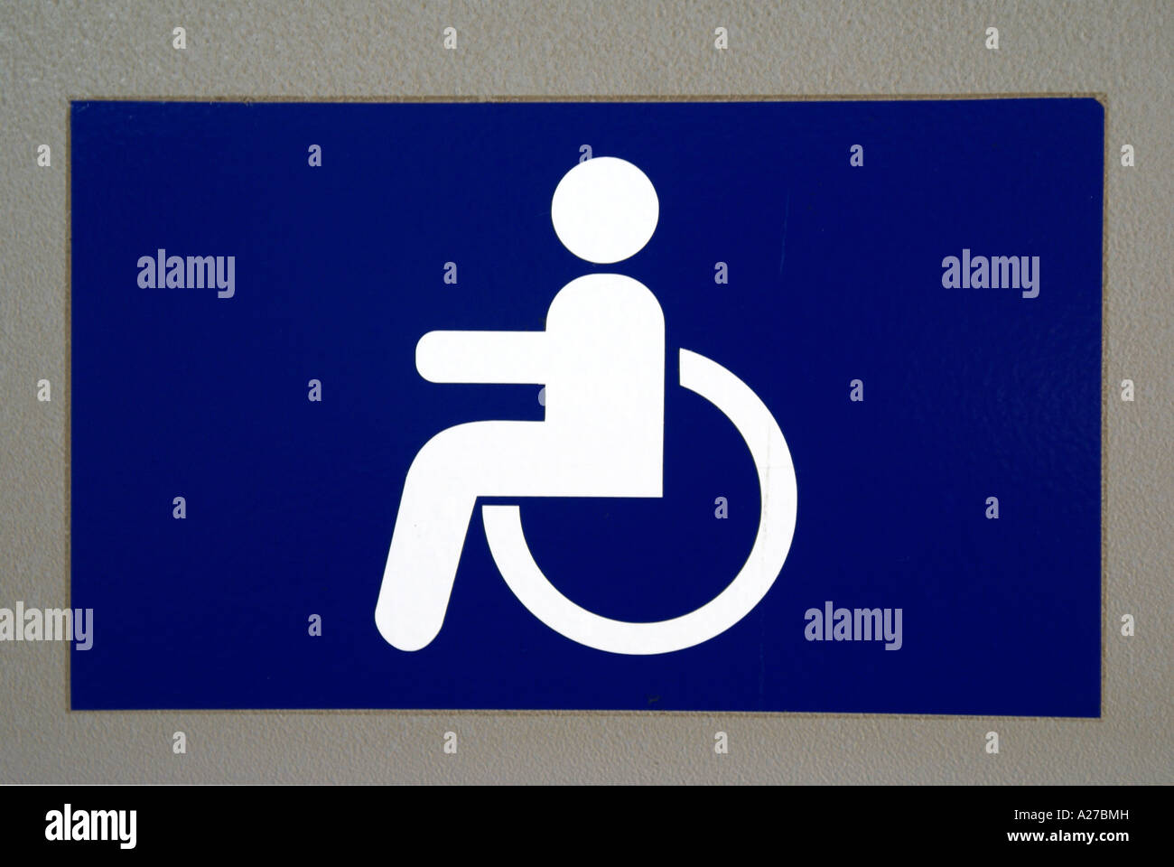 Blues-Schild mit weißen Symbol für Menschen mit Behinderung ...