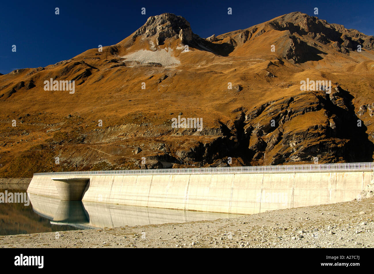 Staudamm mit Überlaufschutz, Moiry, Wallis, Schweiz Stockfotografie - Alamy