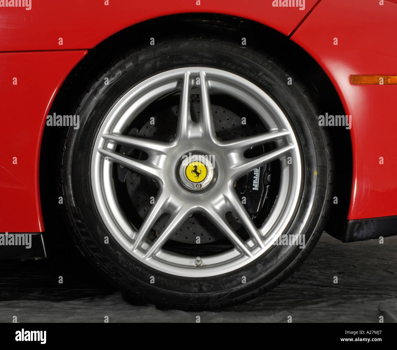 Red ferrari wheel -Fotos und -Bildmaterial in hoher Auflösung – Alamy