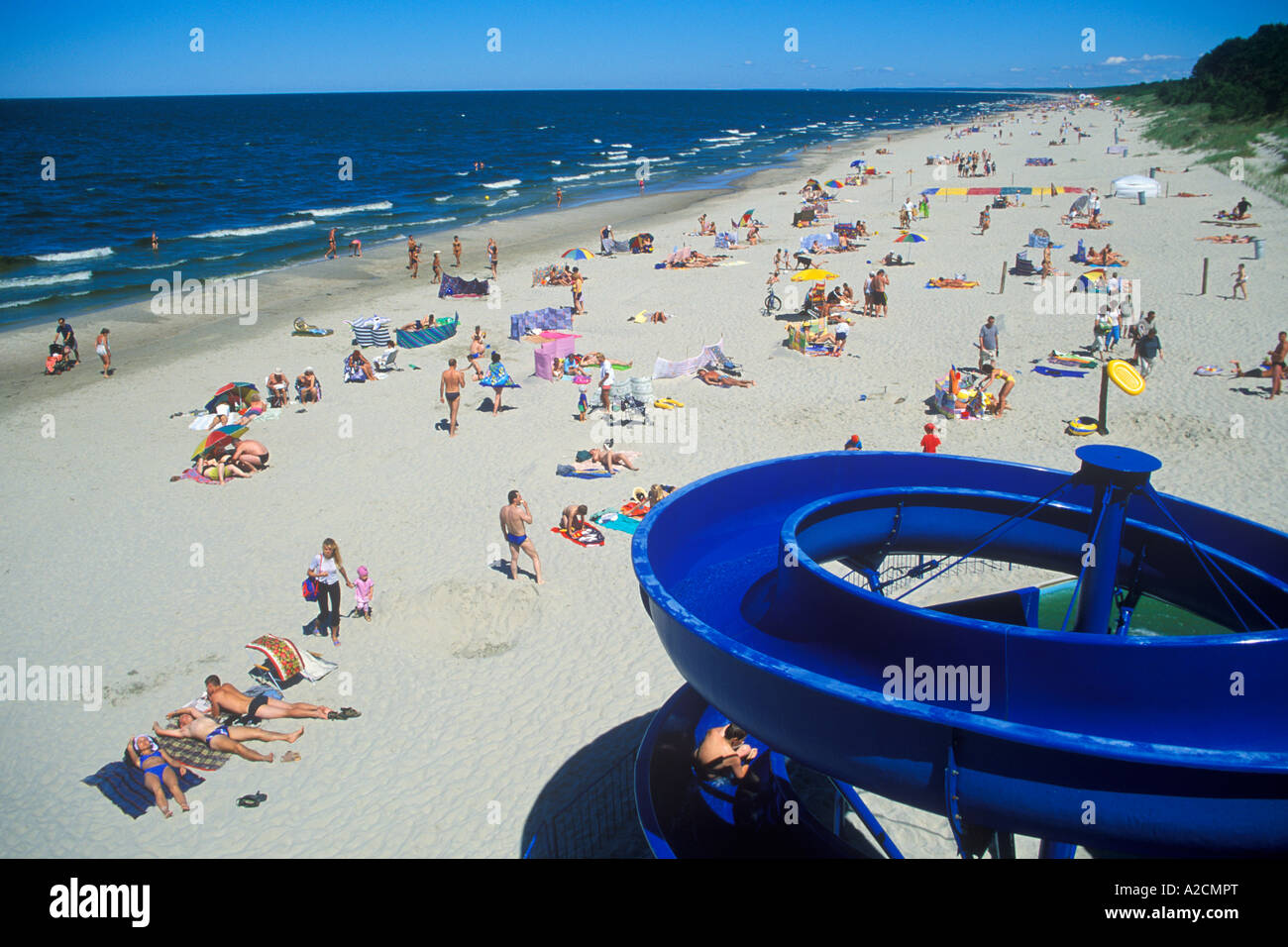 Wasserrutsche am Strand von Krynica Morska bei Danzig in Polen ...