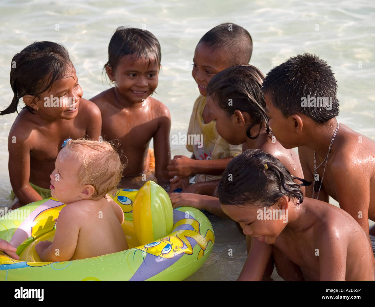 Meer-Zigeuner-Kinder spielen mit touristischen baby Thailand Koh Lipe ...
