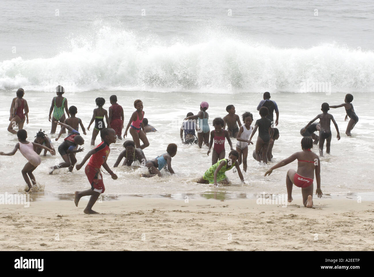 Mädchen in afrika baden -Fotos und -Bildmaterial in hoher Auflösung – Alamy