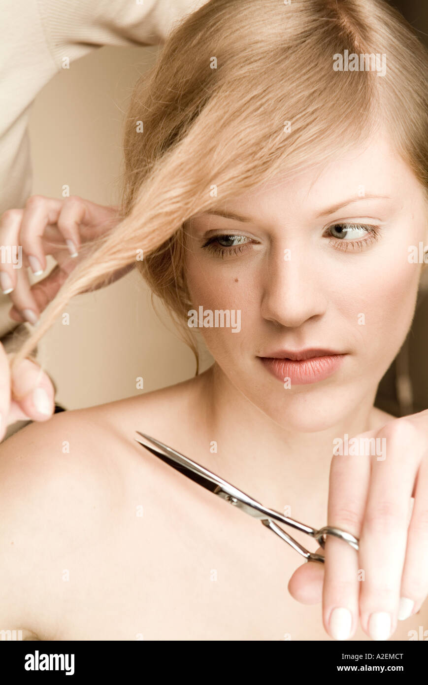 1220638 indoor Studio junge Frau Mädchen 20 25 blonde Spaltung Frisur ...