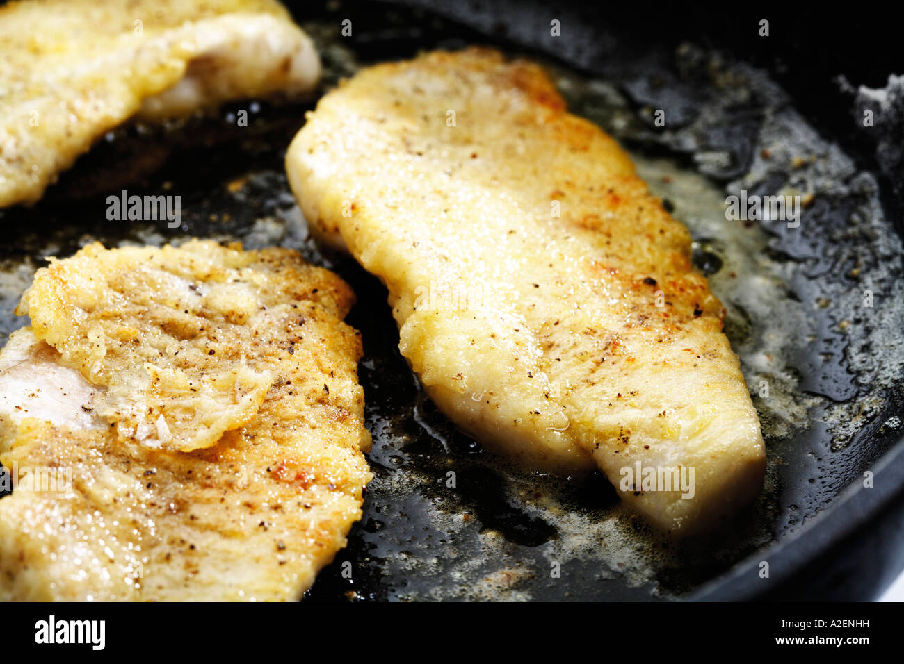 Roter Fisch filet gebraten in Pfanne, close-up Stockfotografie - Alamy