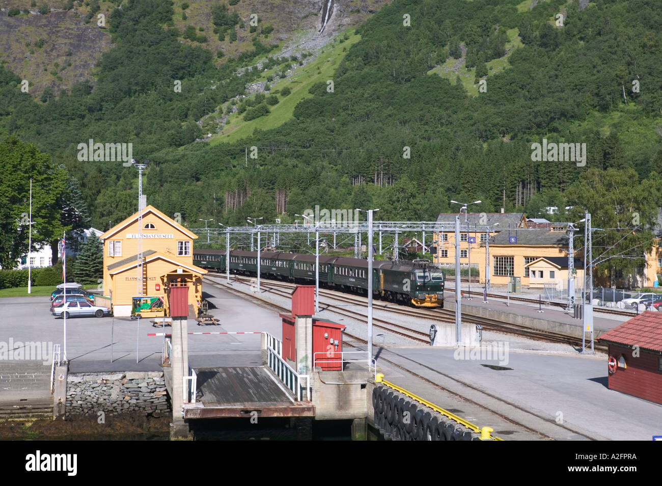 Die Flåmbahn Myrdal Bahnhof auf der Bergen-Bahn bis Bahnhof Flåm im ...