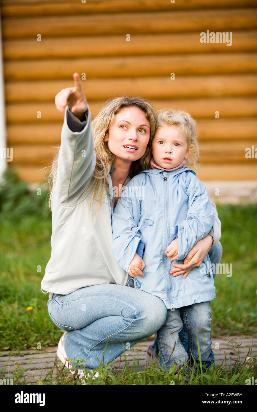Kinder kauern -Fotos und -Bildmaterial in hoher Auflösung – Alamy