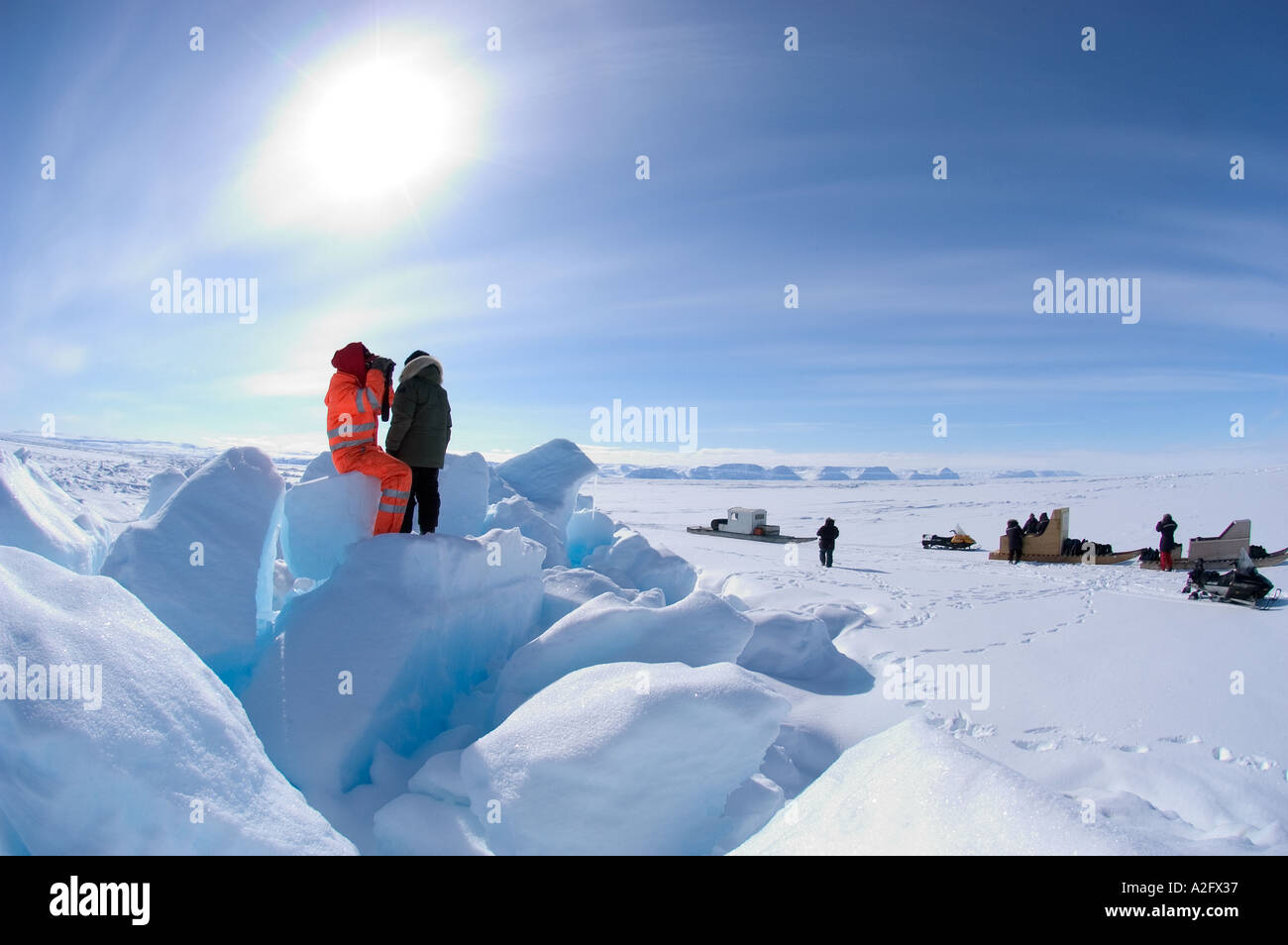 Snowmobile inuit -Fotos und -Bildmaterial in hoher Auflösung – Alamy