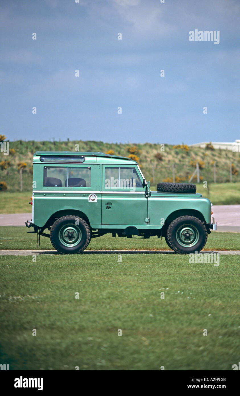Land rover side view -Fotos und -Bildmaterial in hoher Auflösung – Alamy