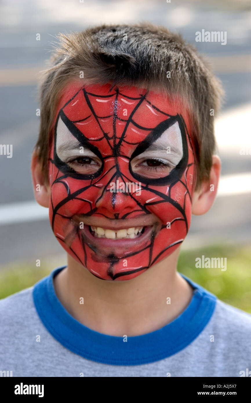 Eine lächelnde junge hat sein Gesicht als Comic-Superhelden Spiderman gemalt Stockfotografie - Alamy