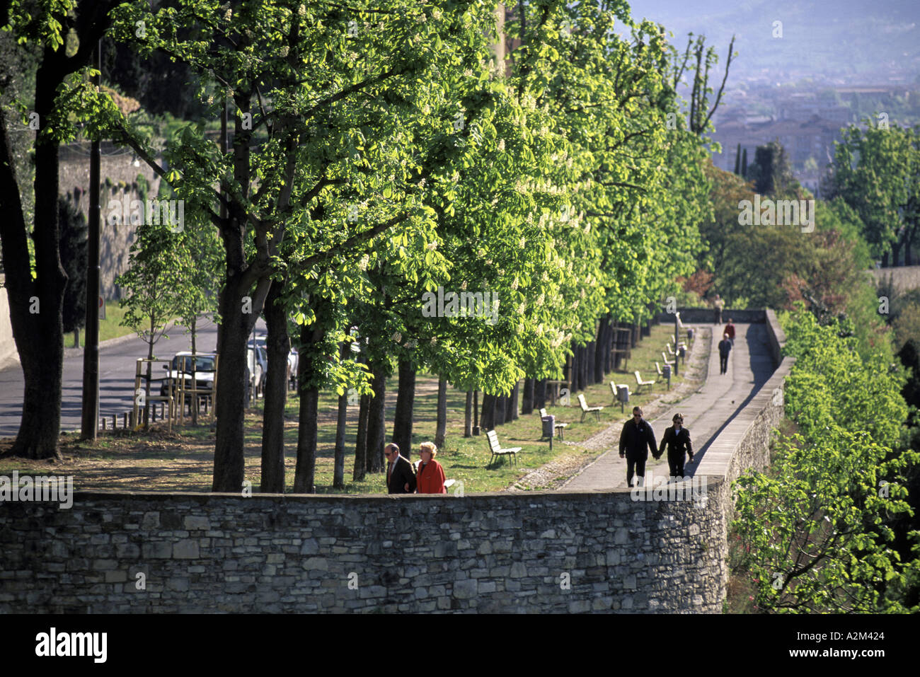 Um die mauer herum -Fotos und -Bildmaterial in hoher Auflösung – Alamy