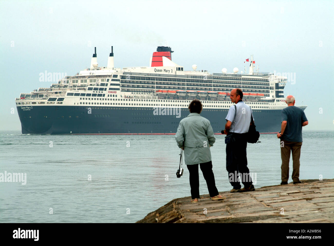 Cunards Queen Mary 2 Kreuzfahrt Flaggschiff und Zuschauer am Strand ...