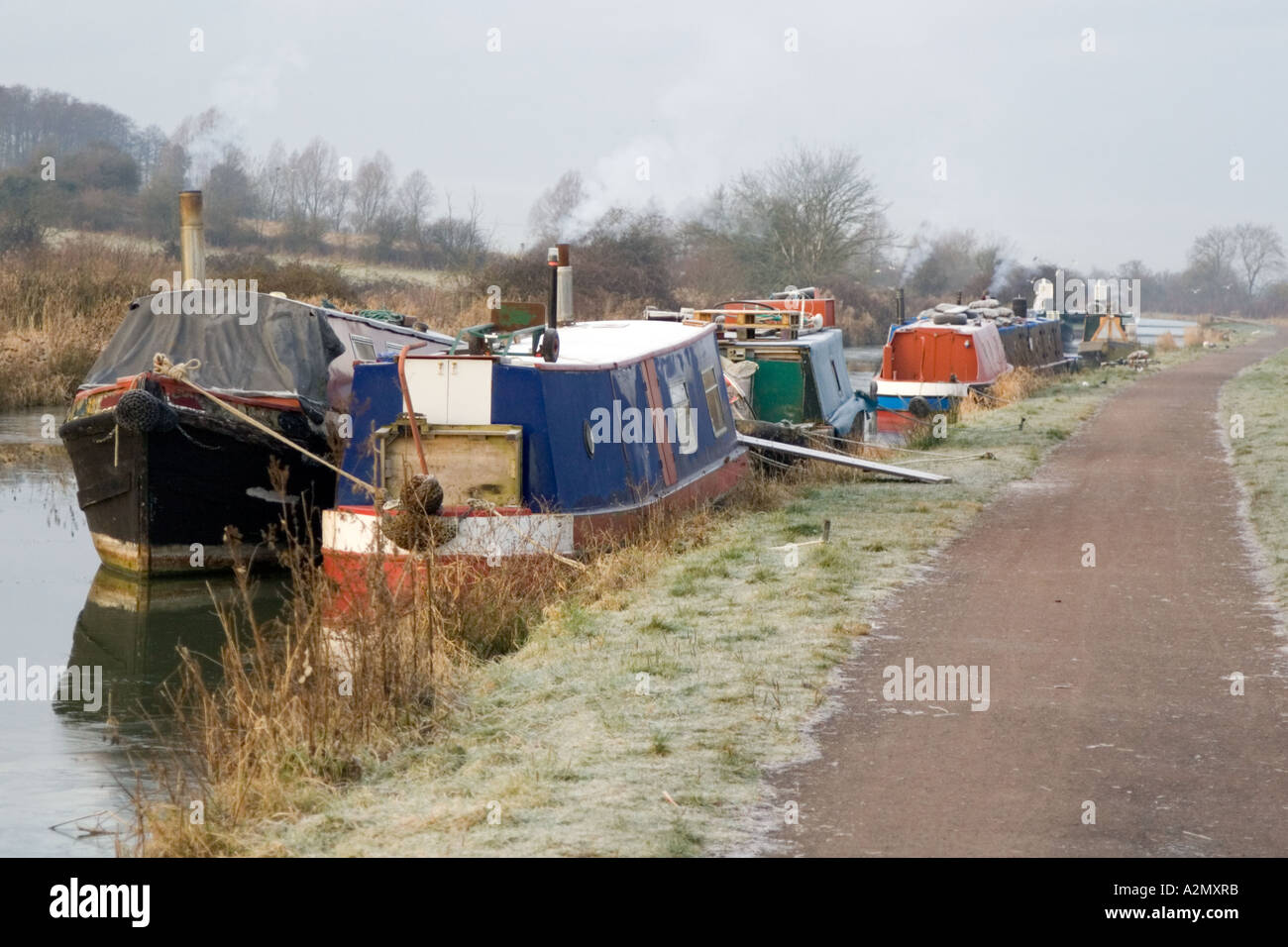 Blaue und graue narrowboats -Fotos und -Bildmaterial in hoher Auflösung ...