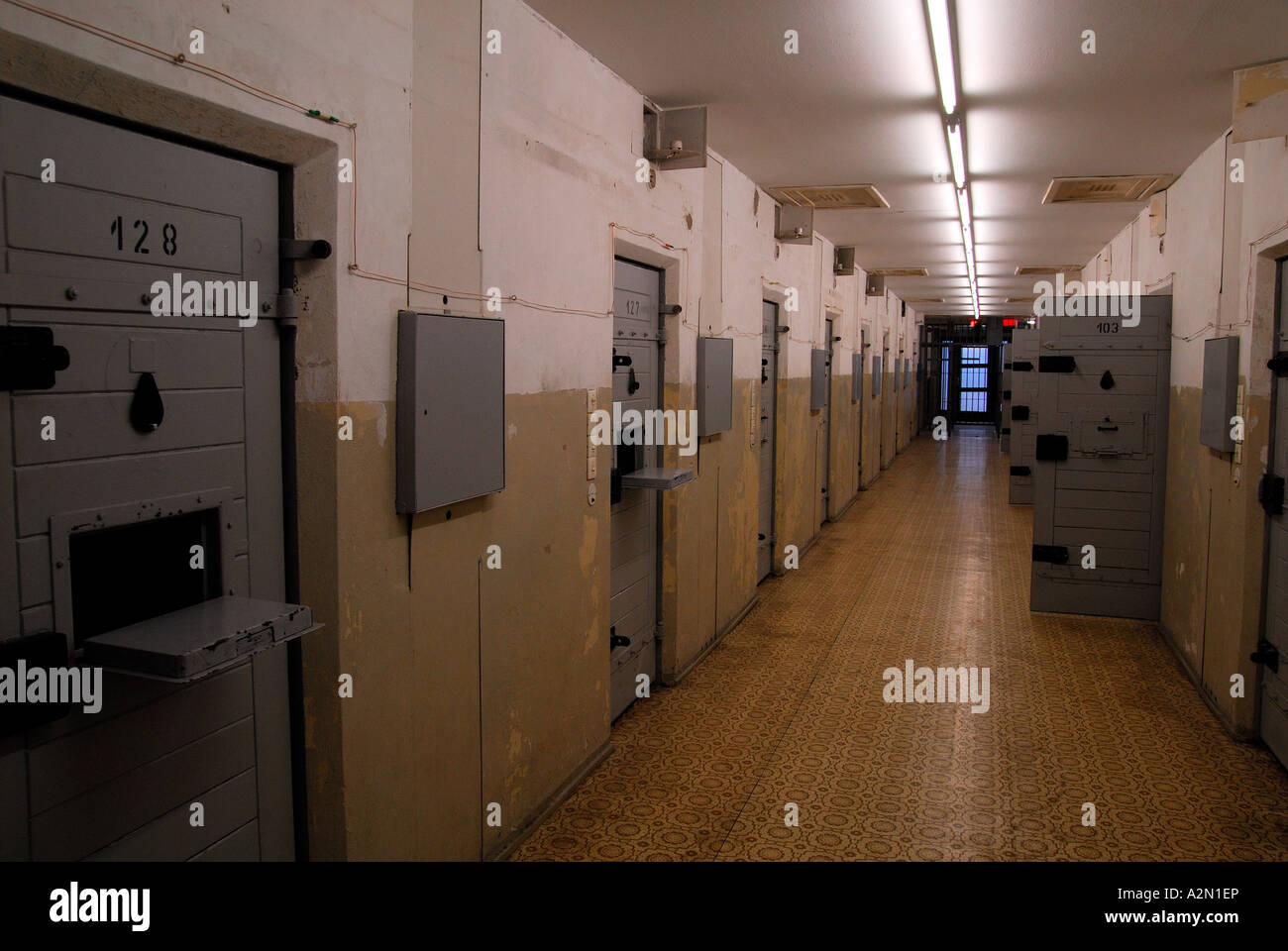 Prison cell east german stasi -Fotos und -Bildmaterial in hoher ...
