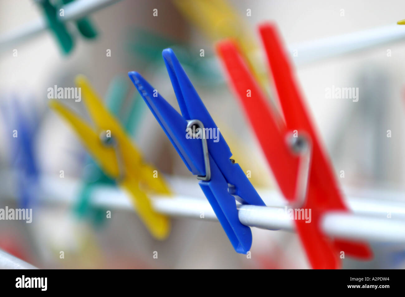 Bunte kleidung -Fotos und -Bildmaterial in hoher Auflösung – Alamy