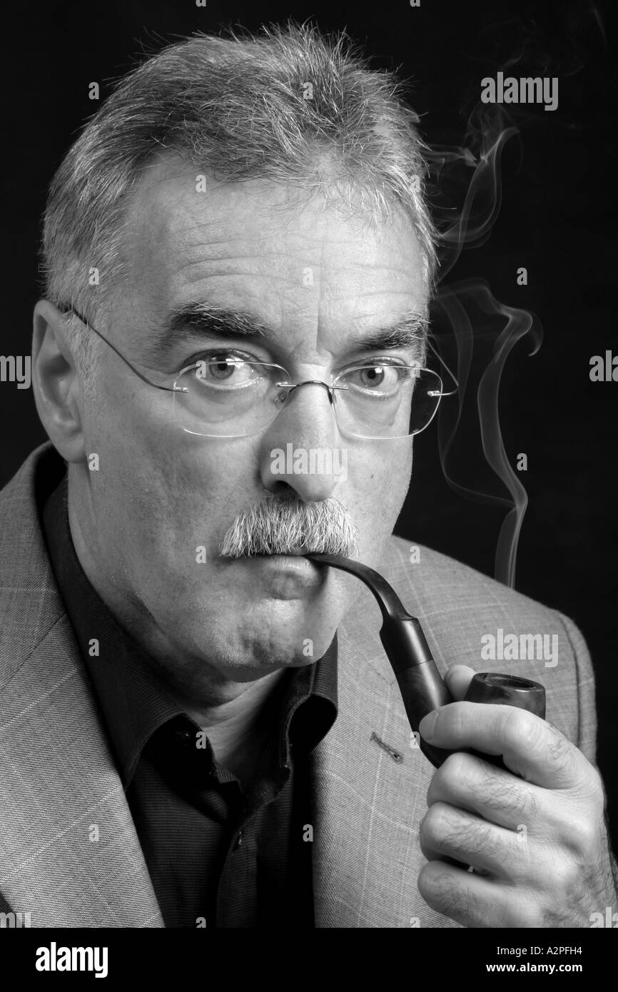 Pfeifenrauch rauchen -Fotos und -Bildmaterial in hoher Auflösung – Alamy