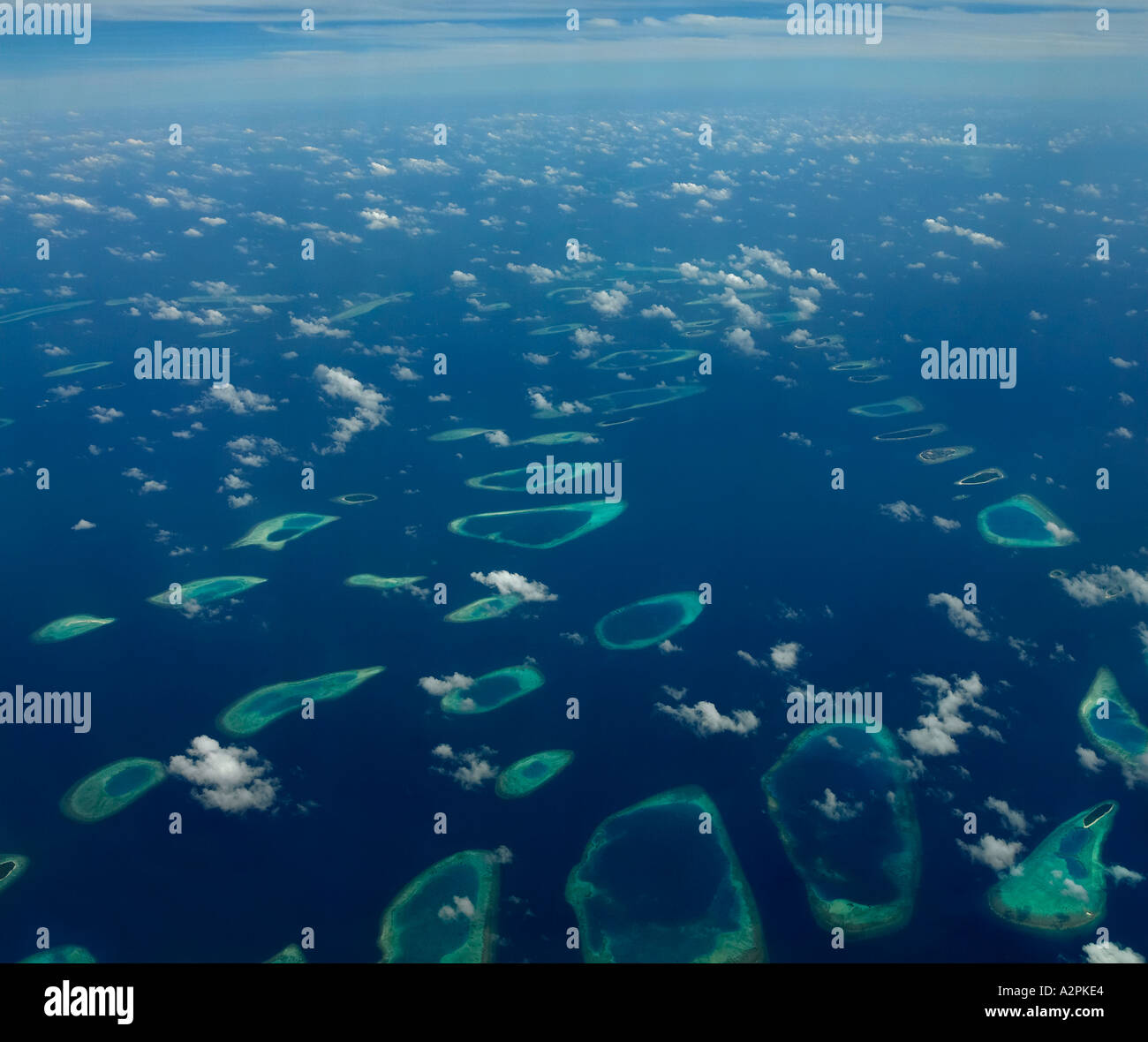 Luftbild von Korallenatoll und Riffen der Malediven Stockfotografie - Alamy
