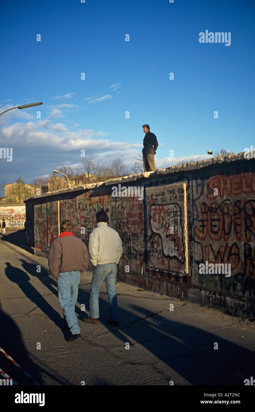 Europa Europa Deutschland Deutschland Berlin Mitte Leute Auf der Mauer ...