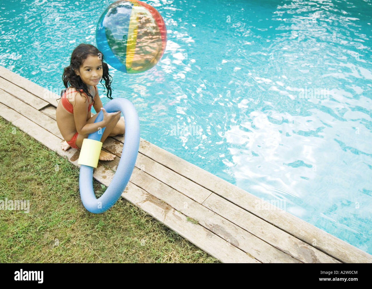 Mädchen Sitzen Vom Rand Des Pools Mit Schwimmring Stockfotografie Alamy