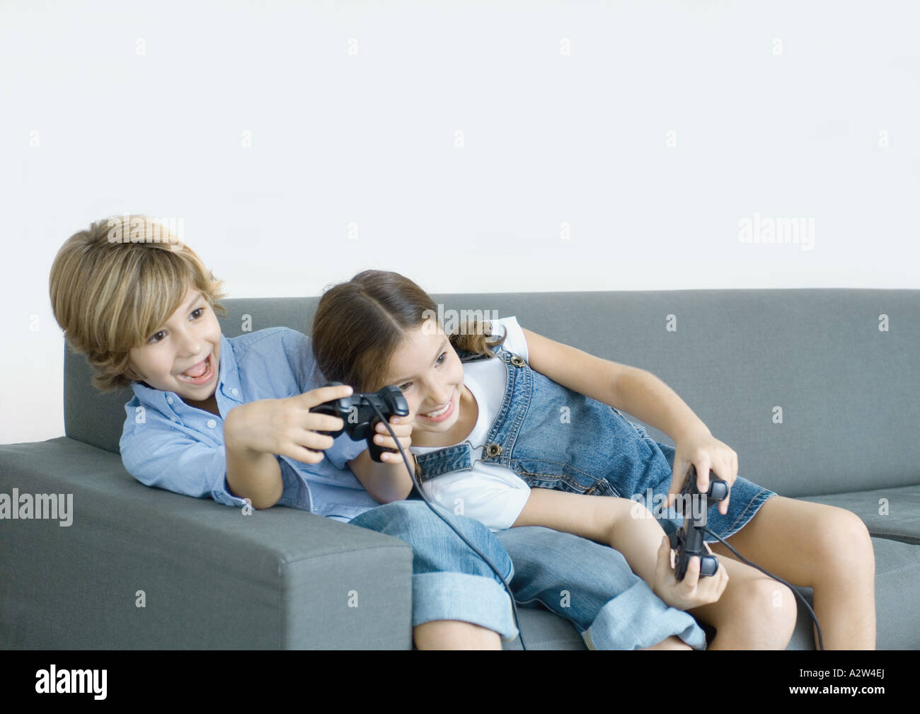 6 7 sitzt auf dem sofa -Fotos und -Bildmaterial in hoher Auflösung – Alamy