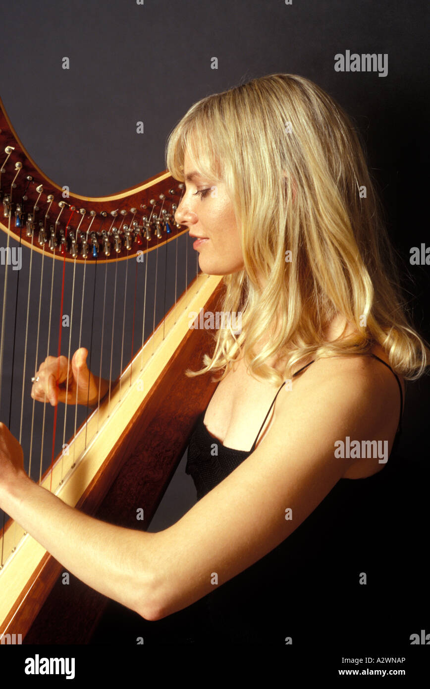 Playing harp -Fotos und -Bildmaterial in hoher Auflösung – Alamy