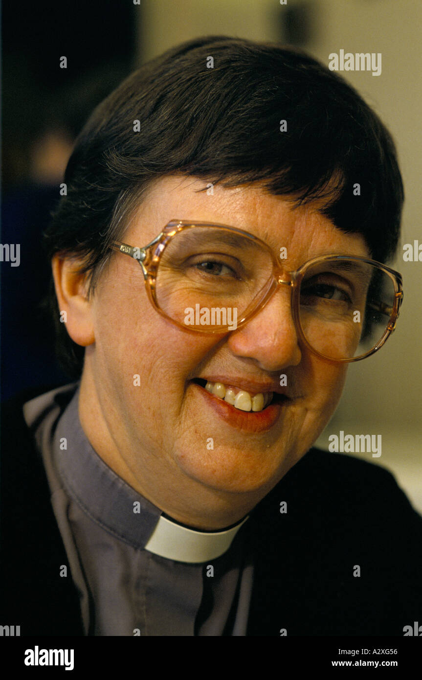 Die erste frau priester der kirche von england -Fotos und -Bildmaterial ...