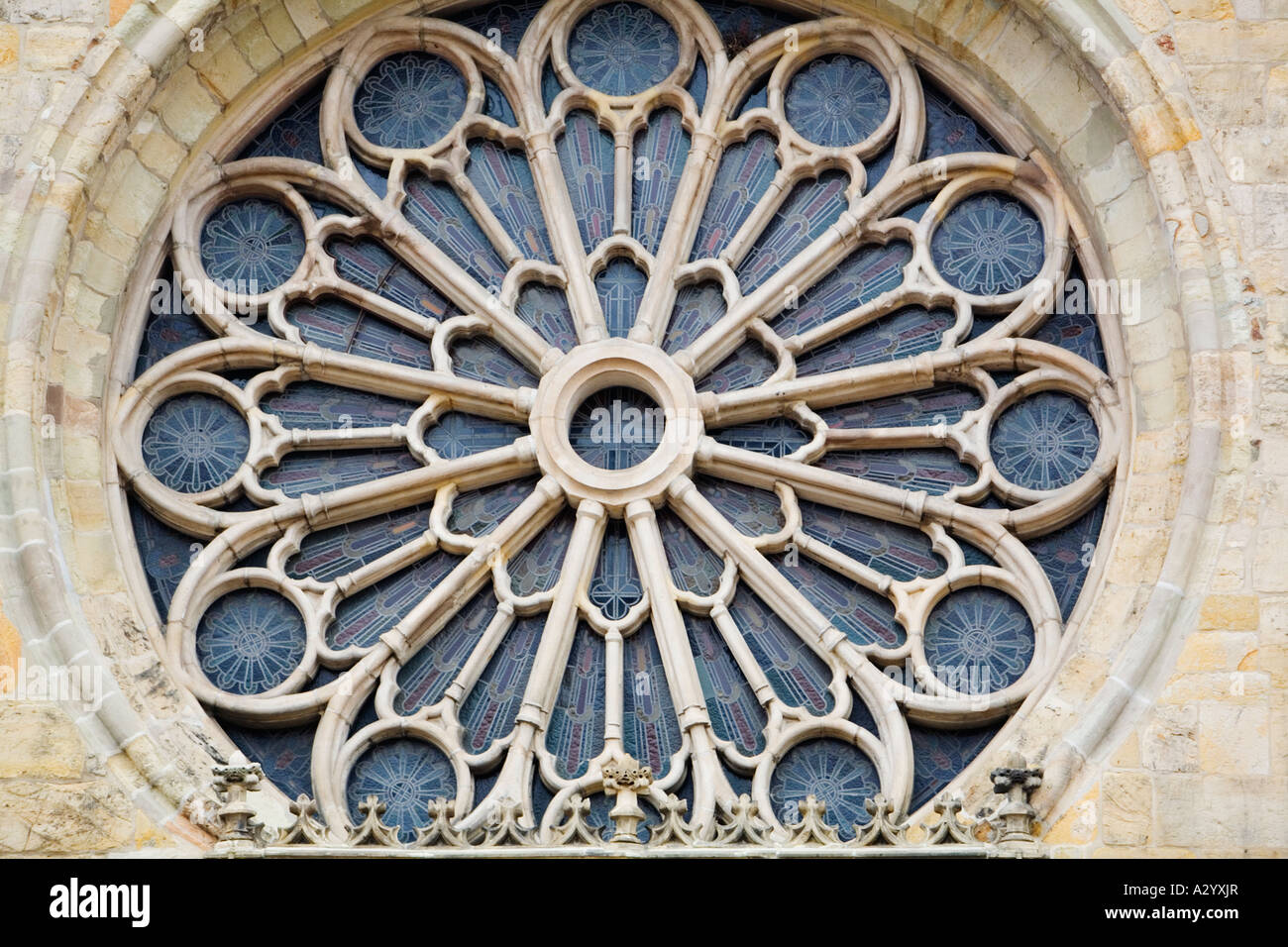 Runde Glasfenster der Kirche Osnabrück Stockfotografie - Alamy