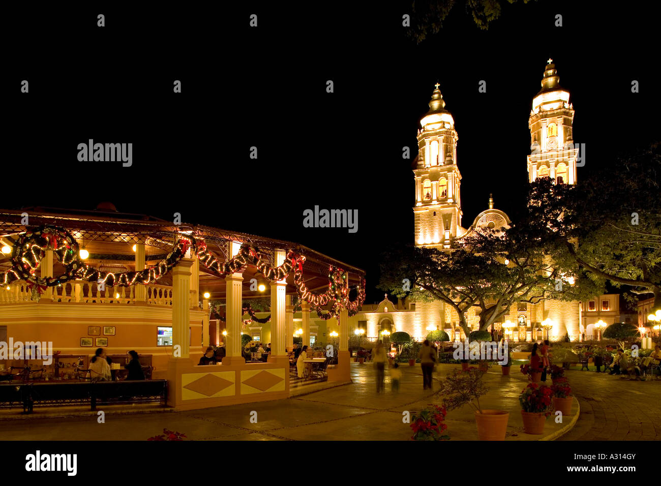 Das Parque Principal Hauptplatz und die Kathedrale in der Nacht in ...
