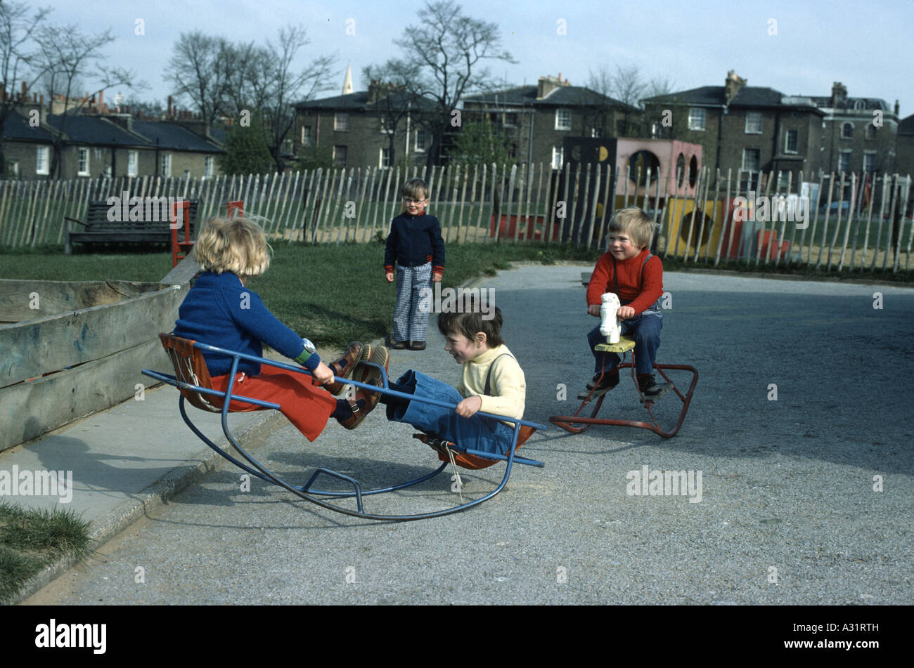 Kinder in den 1970er Jahren spielen auf einem Spielplatz auf Metall ...