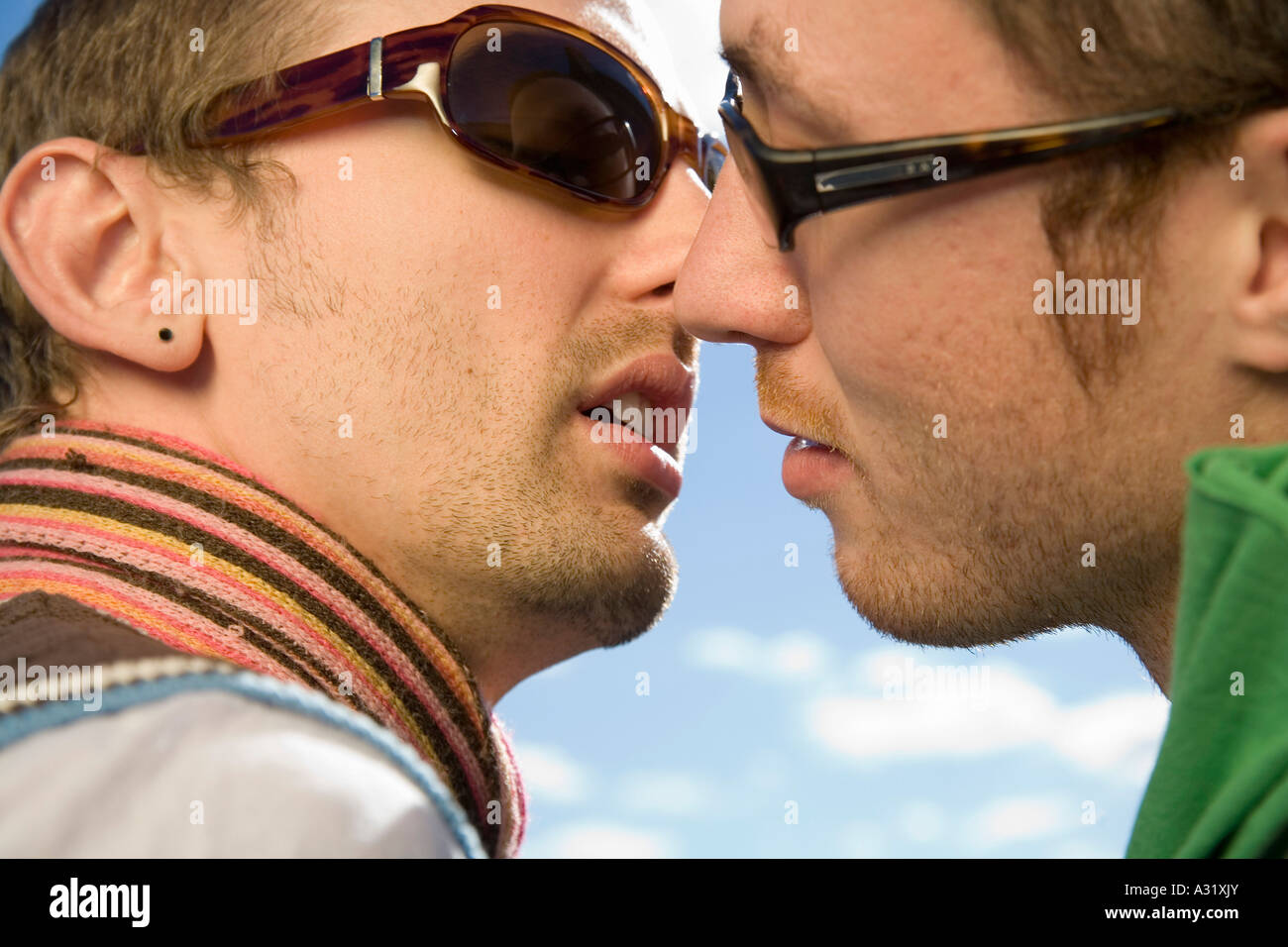 Zwei schwule Männer küssen Stockfotografie - Alamy