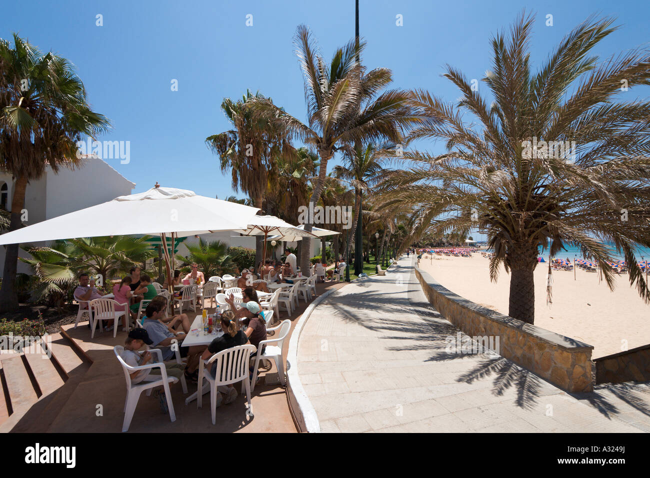 Promenade restaurants caleta de fuste -Fotos und -Bildmaterial in hoher Auflösung – Alamy