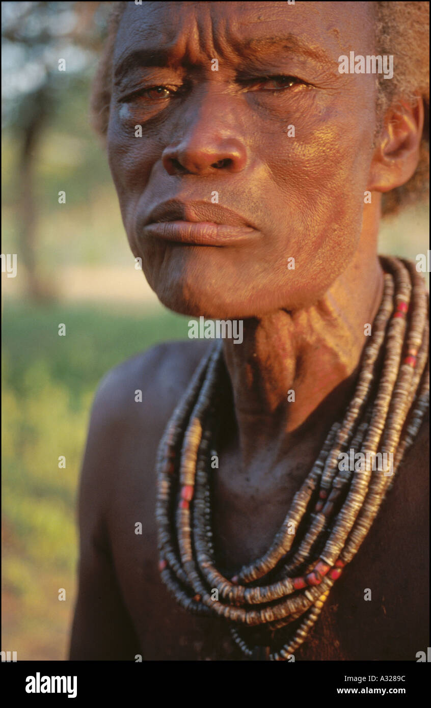 Himba tribal chief -Fotos und -Bildmaterial in hoher Auflösung – Alamy