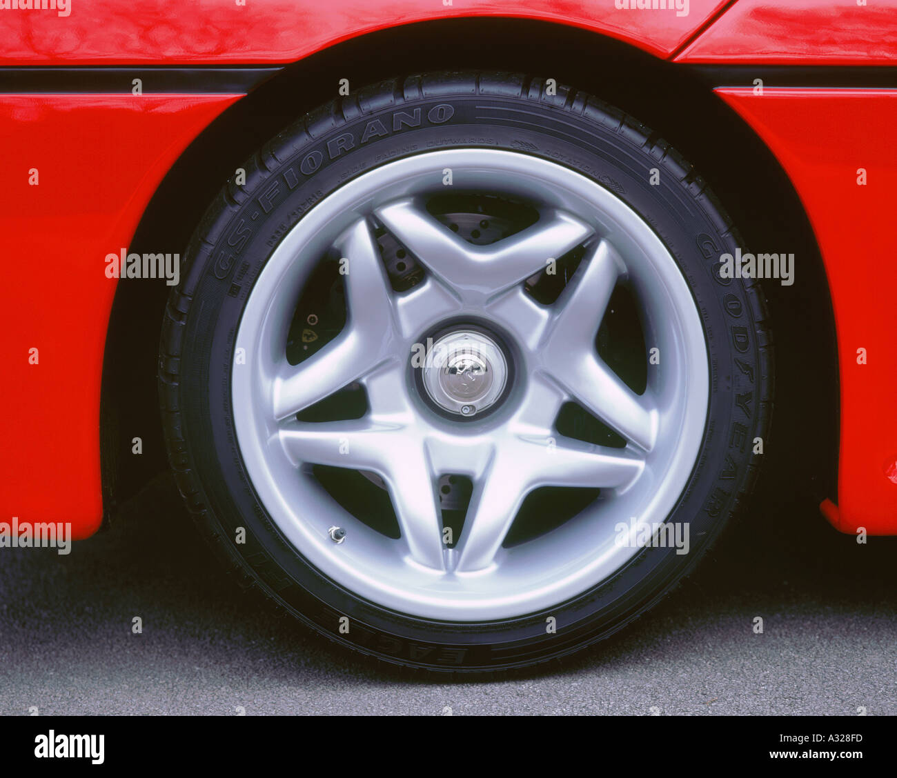 Red Ferrari Wheel Stockfotos & Red Ferrari Wheel Bilder - Alamy