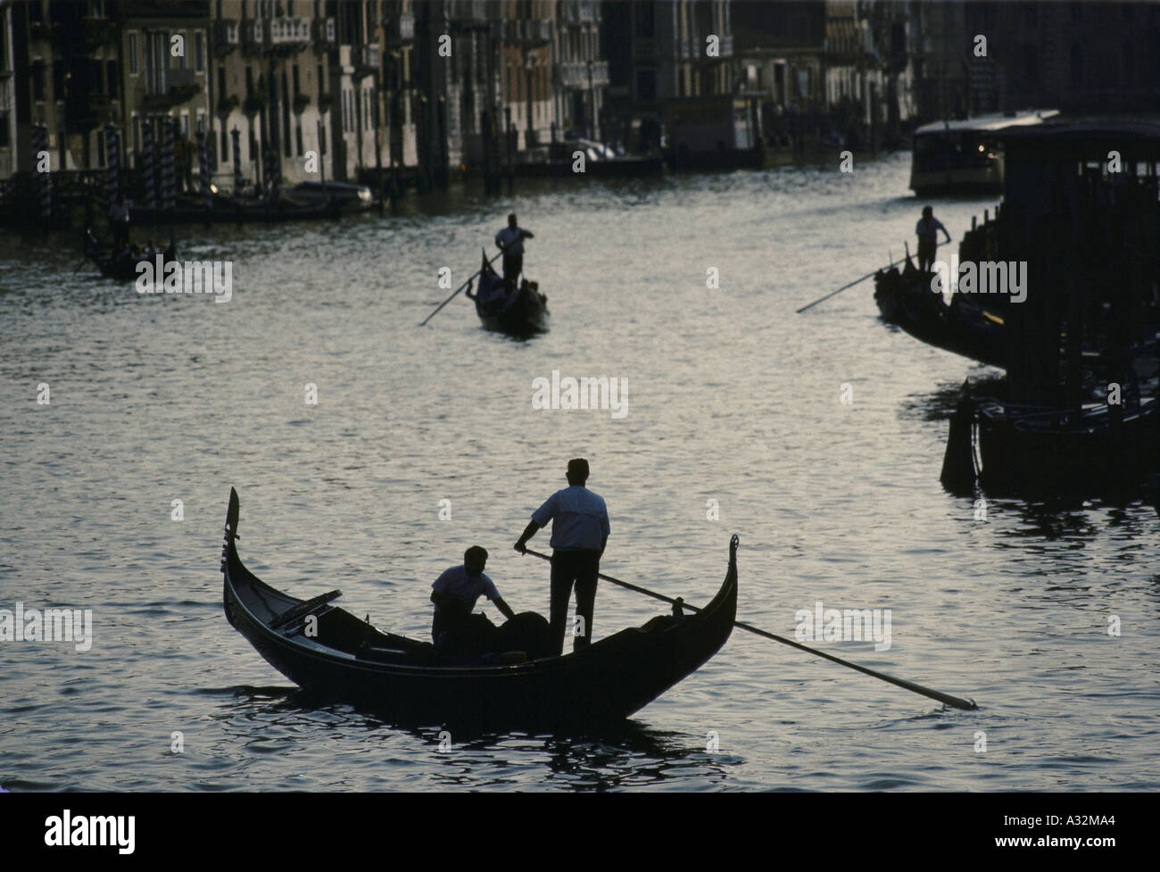 Gondolieri auf Gondeln bewegen über stilles Wasser entlang aussehende ...