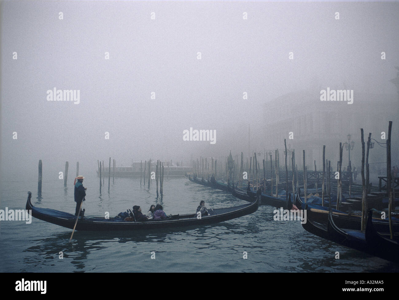Passagiere stehen in der gondel -Fotos und -Bildmaterial in hoher ...