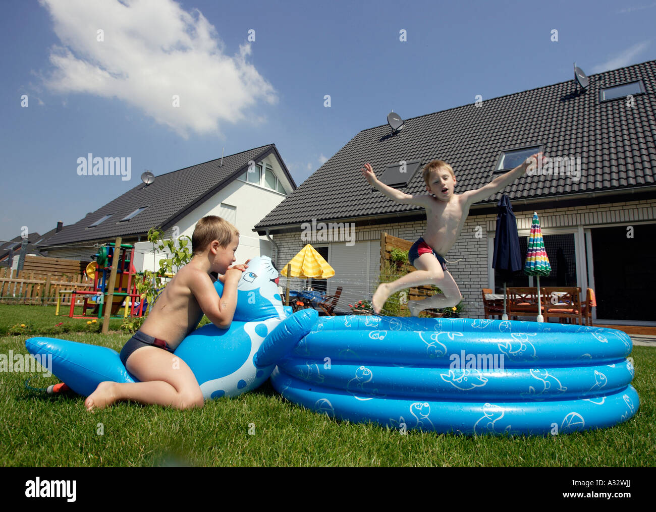 Kinder garten pool -Fotos und -Bildmaterial in hoher Auflösung – Alamy