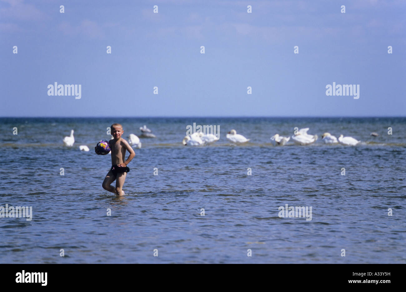 4 6 jähriger junge baden -Fotos und -Bildmaterial in hoher Auflösung ...