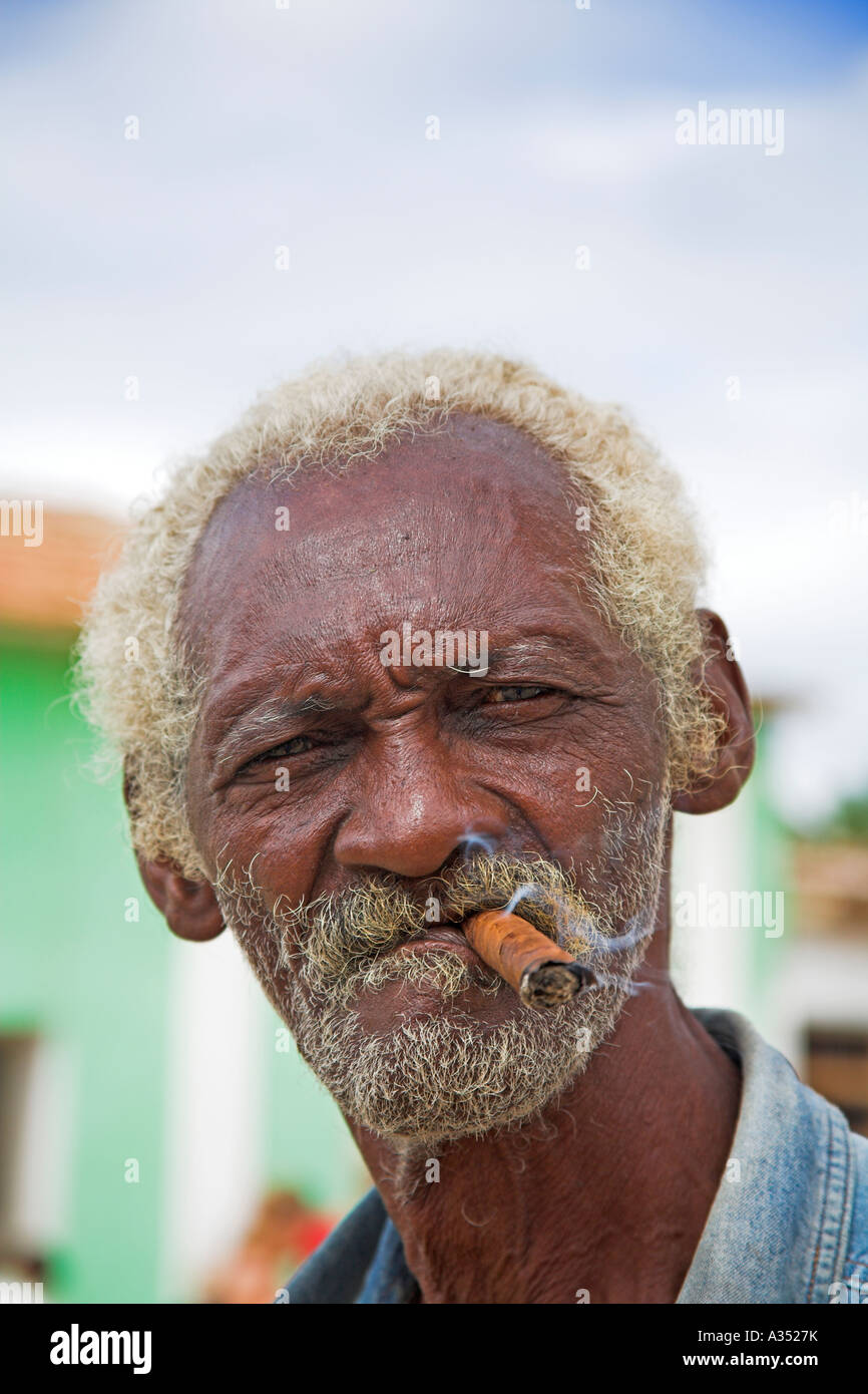 Mann Mit Bart Rauchender Zigarre Stockfotos & Mann Mit Bart Rauchender ...