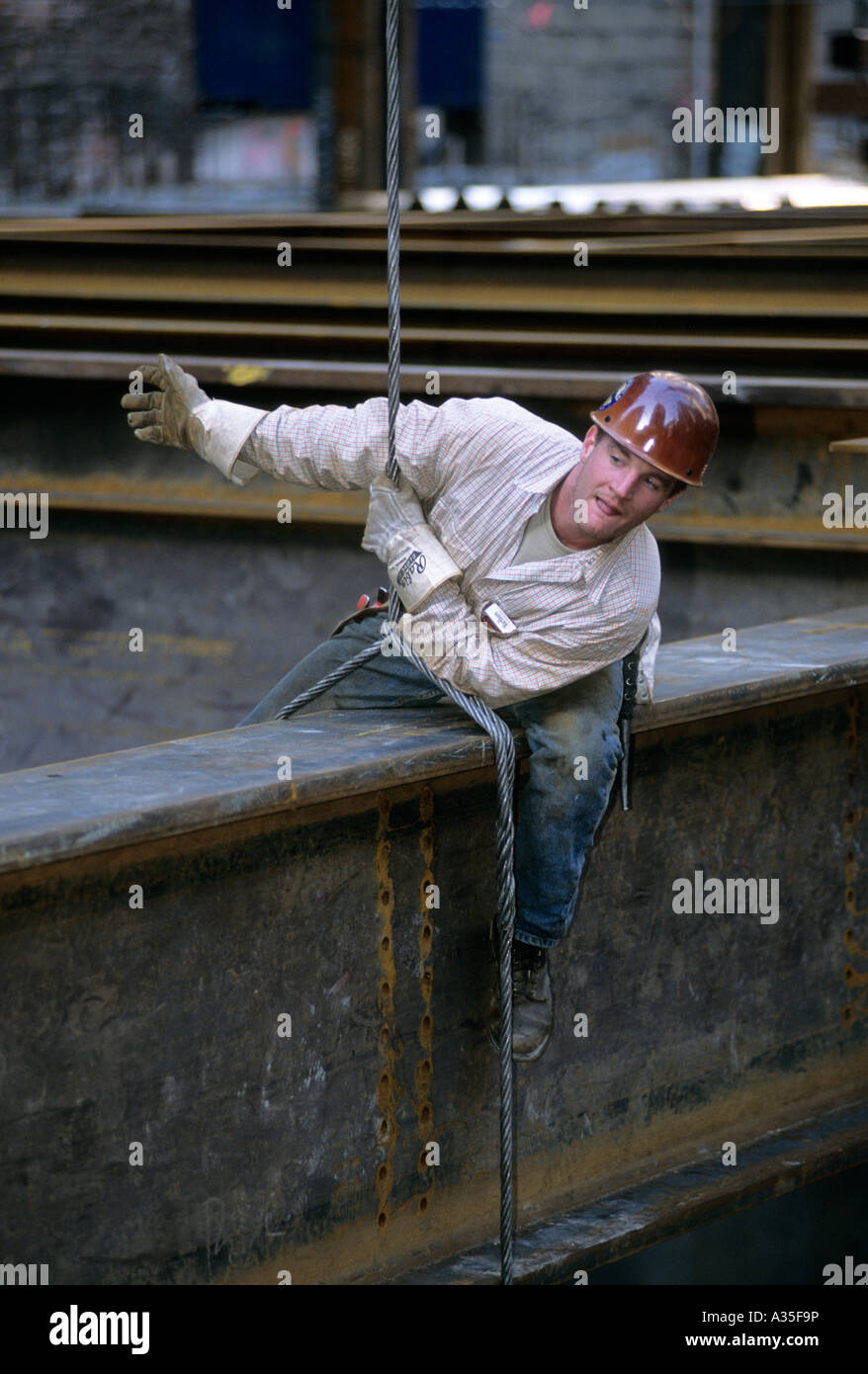 Eisen Arbeiter Connector Kevin Scally leitet einen Kran an die neue ...